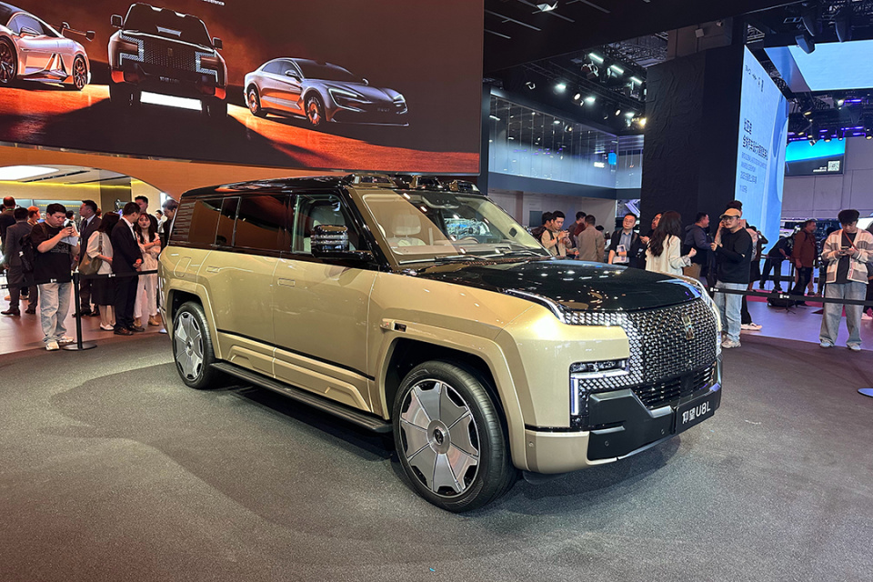 2025上海车展丨仰望U8L首发 轴距3250mm 定位全尺寸行政豪华SUV_腾讯新闻