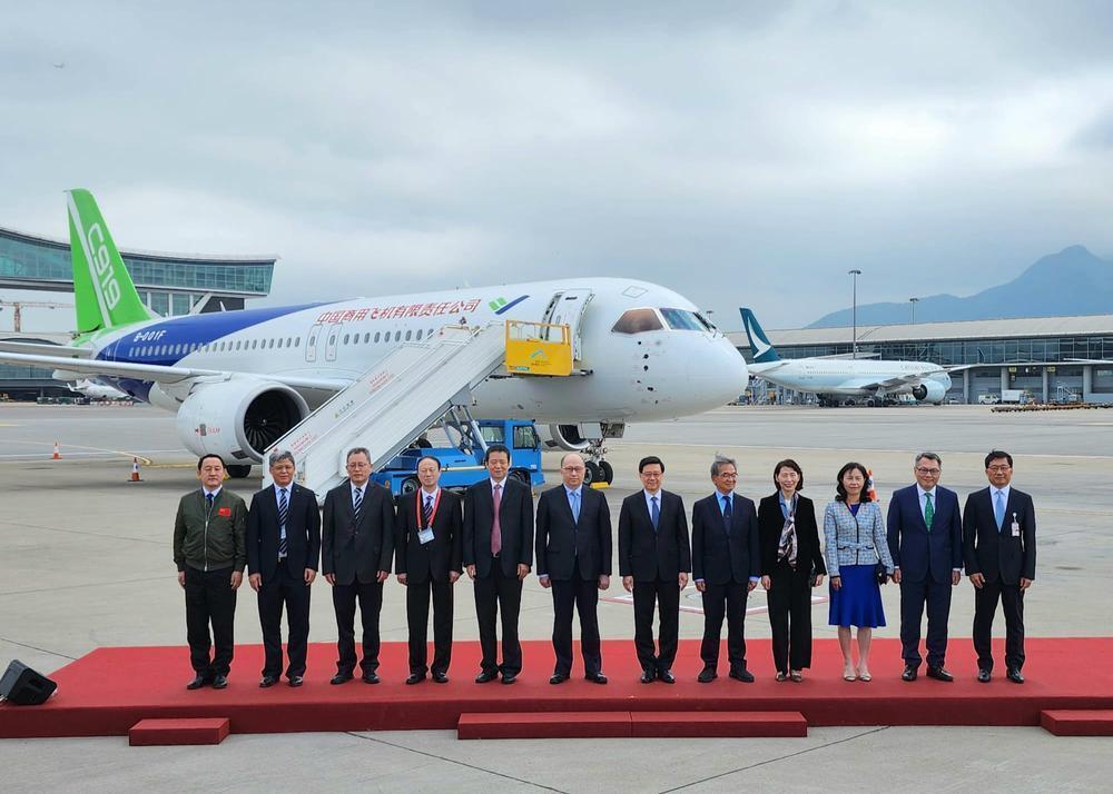 国产客机C919首访香港，李家超透露香港也参与国产飞机评审工作_腾讯新闻