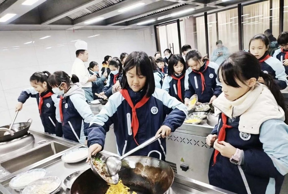 小学生博物馆内学“颠锅”_腾讯新闻