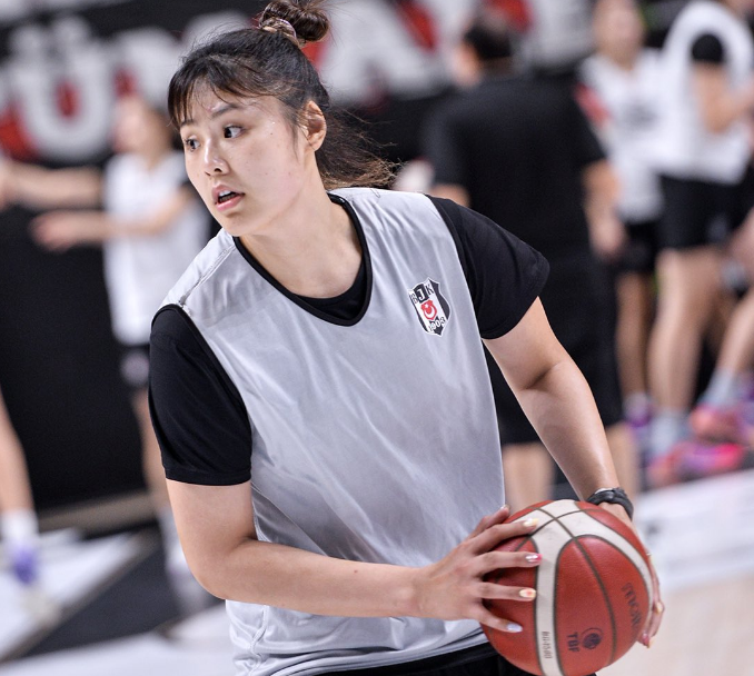 官方晒照！李月汝新东家首次合练：新赛季放弃WCBA征战欧洲联赛_腾讯新闻