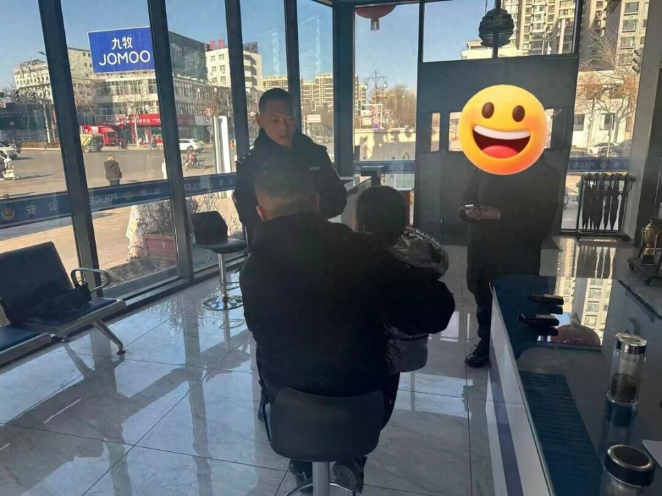 民警及时相助 走失孩子平安归家_腾讯新闻
