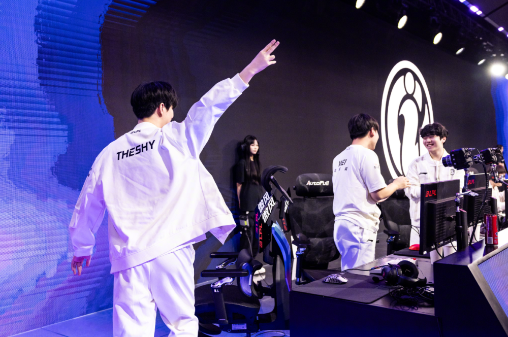 JKL首获常规赛MVP，TheShy重返巅峰拿一阵上单，Bin无阵被嘲，第三赛段奖项出炉_腾讯新闻