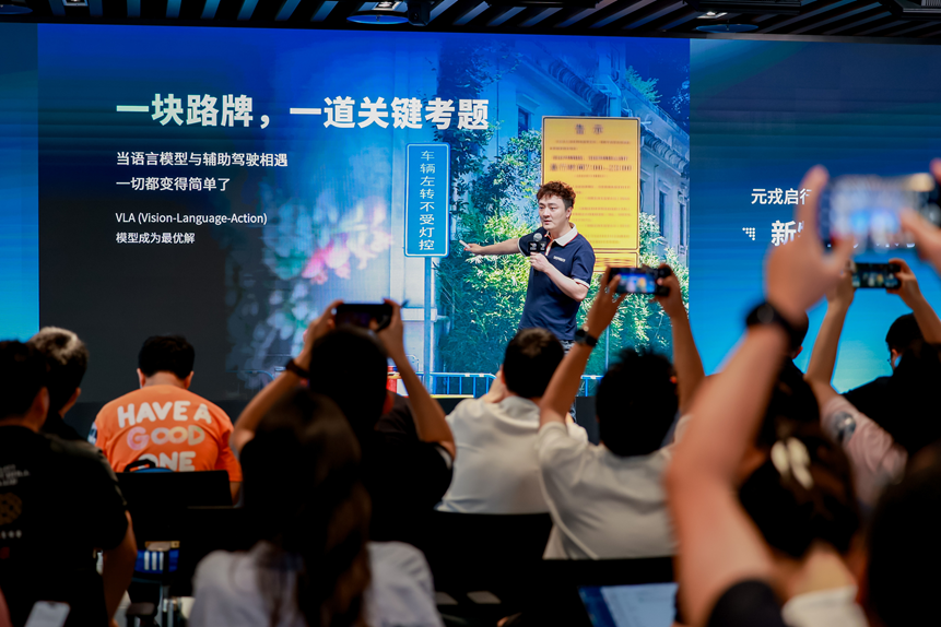 VLA大战端到端，谁才是通往自动驾驶的最优解？_腾讯新闻