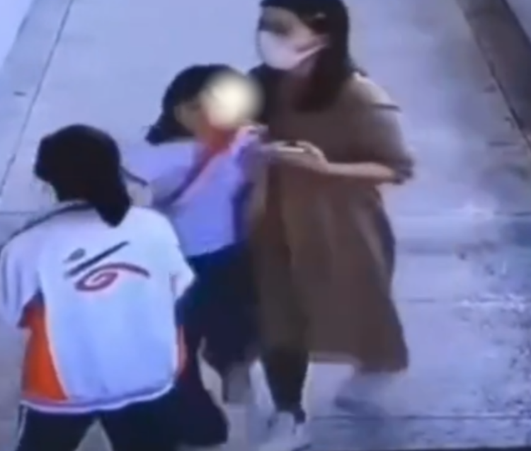 福建一女教师在走廊上踢学生还揪衣领 教育局通报：解聘！腾讯新闻