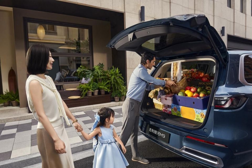 AI体系造AI汽车！17.38万起吉利银河M9上市 开启AI出行新时代_腾讯新闻