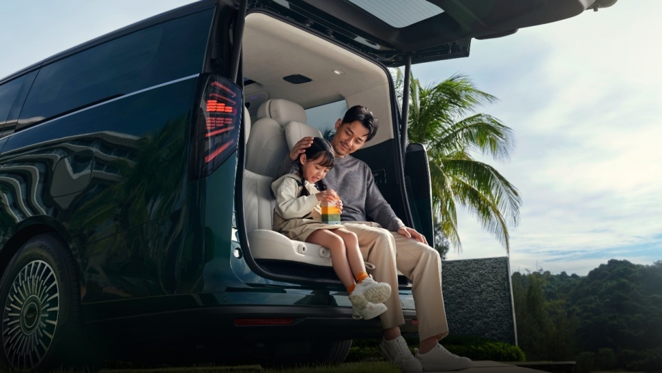 “全球唯一四排八座MPV”吉利银河翼真L380预售价33.99万元起_腾讯新闻