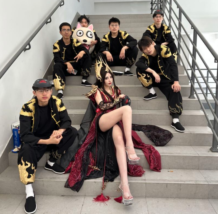 离谱！知名女Coser参展CP29随身携带保镖，险些被黑衣宅男强行掳走_腾讯新闻