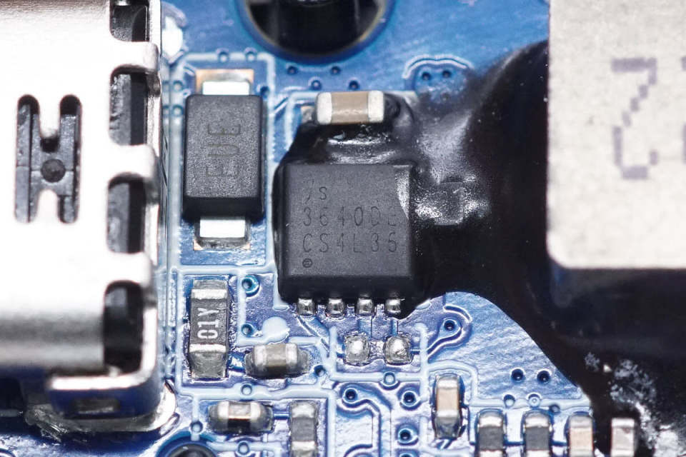 果然“苹果最好配件商”，小米10000mAh自带线充电宝拆解_腾讯新闻