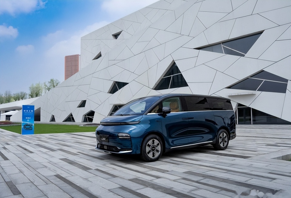 续航超800km，或下月上市！吉利全新纯电8座MPV曝光，价格你能接受么_腾讯新闻