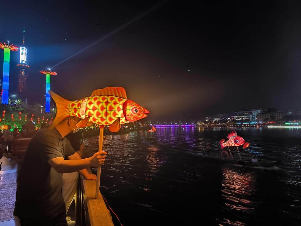 Guangdong's Heyuan hosts inaugural Fish Lantern Night Parade_腾讯新闻