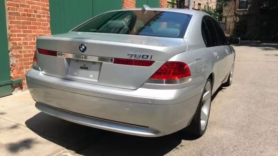 世界上最受人嫌弃的V12豪车？宝马7系E65/E66如今只值4000美元_腾讯新闻