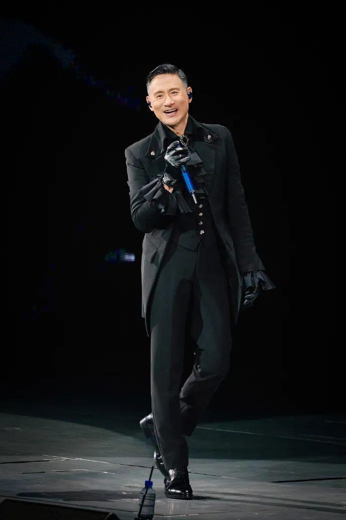 华语歌坛首位！63岁张学友个人演唱会突破1000场，本人回应_腾讯新闻