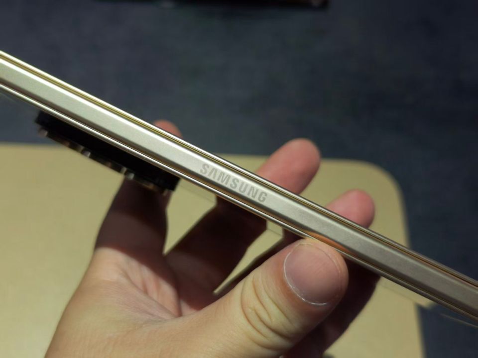 18 载 “心系天下” 再进阶，三星W26上手：轻薄、优雅、智能_腾讯新闻