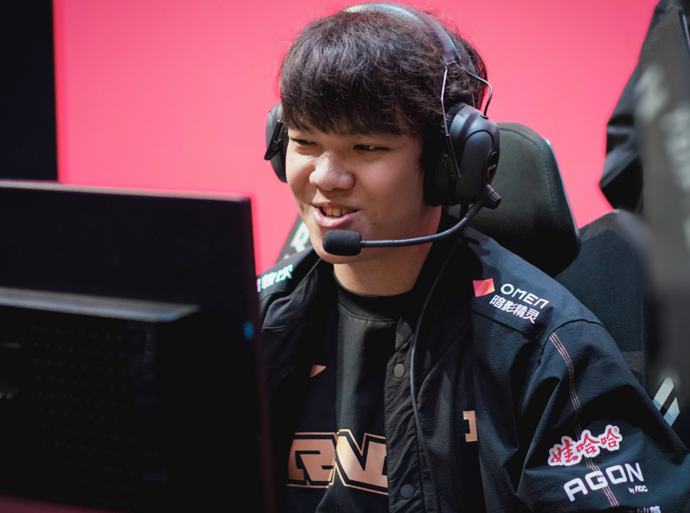 RNG成功晋级，Angel把观众打破防，Wei状态回暖