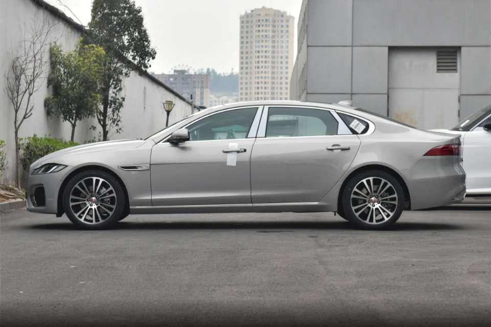 深度体验捷豹XFL：全系2.0T+8AT+后驱，优惠可达17万，能买吗？_腾讯新闻