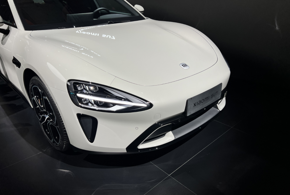 实拍小米SU7，帅气不输保时捷，2.78s破百，配空气弹簧+CDC_腾讯新闻