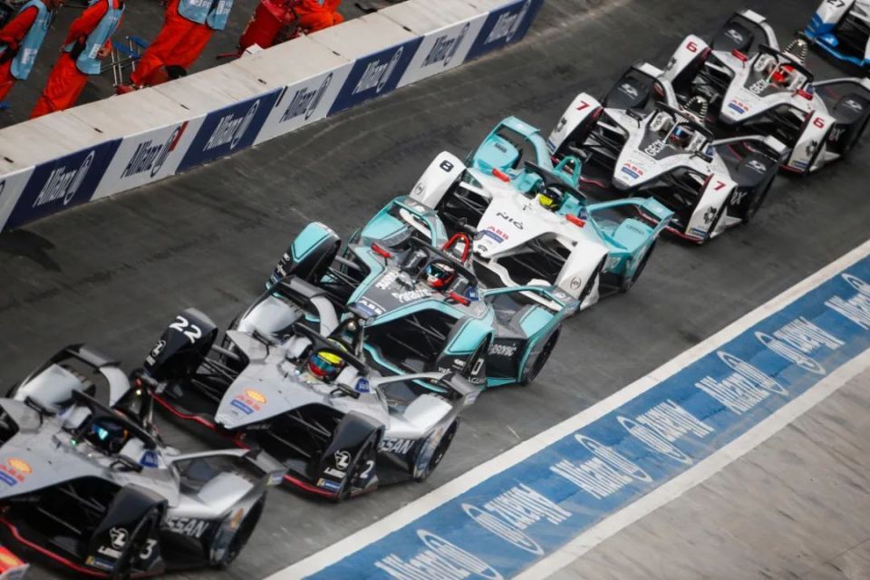 小米SU7 Ultra 原型车征战纽北成功的背后，离不开一支专业的团队_腾讯新闻