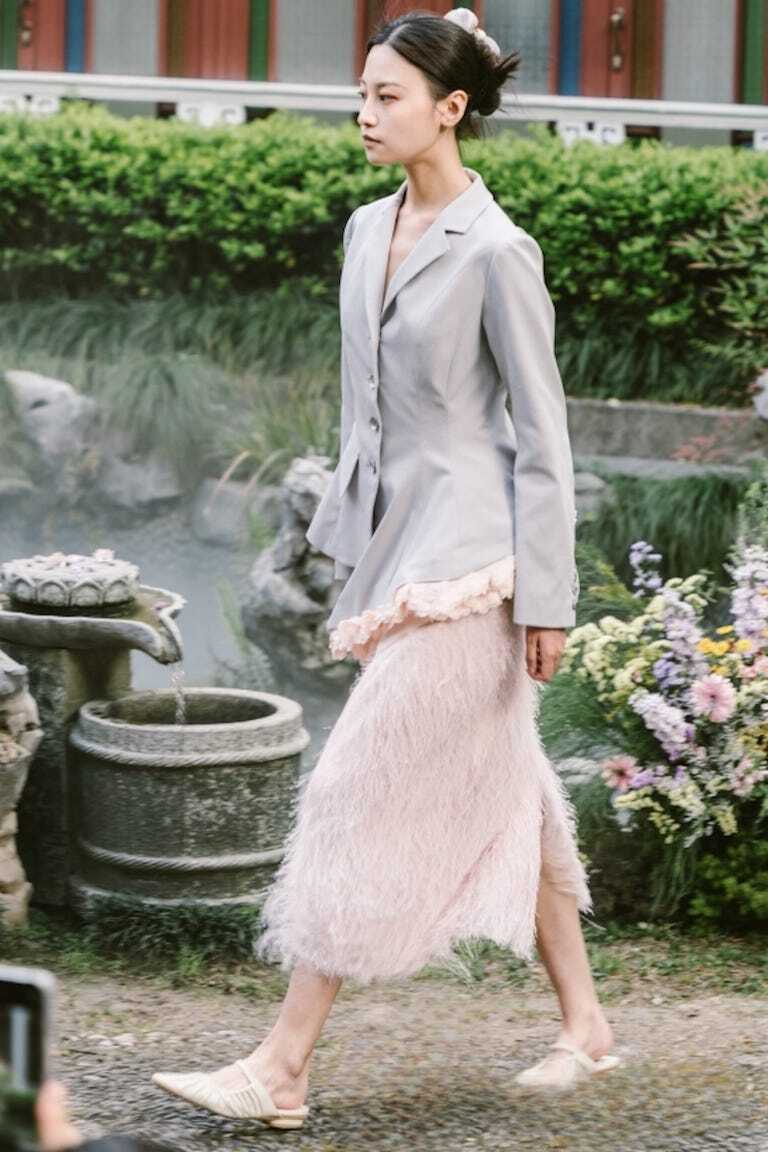 JICHENG吉承2025春夏“花舞”系列首秀，登陆百年秋水山庄_腾讯新闻
