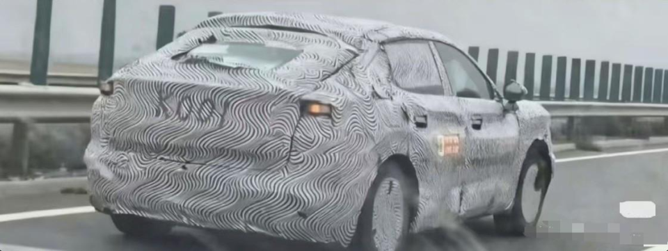 小鹏MONA SUV曝光，卖15万？网友在评论区吵起来了_腾讯新闻