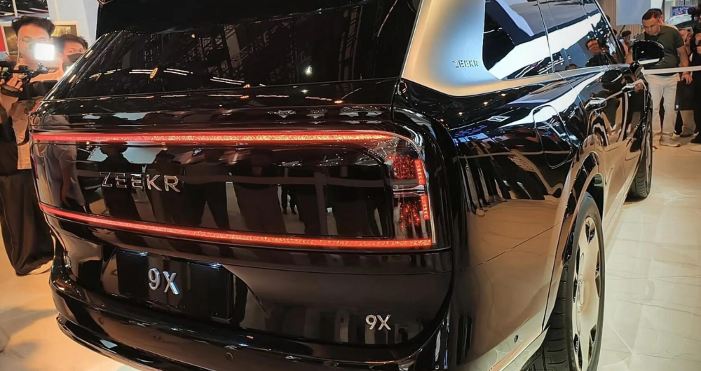 极氪9X实车现身，大过问界M9+天地门，配897马力+双腔空悬+CCD_腾讯新闻