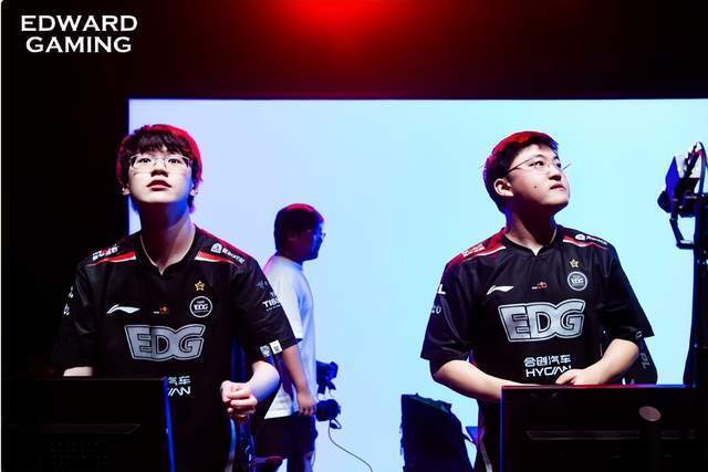 LNG击败EDG锁定世界赛名额，UZI神情低落，阿乐尽力了！_腾讯新闻