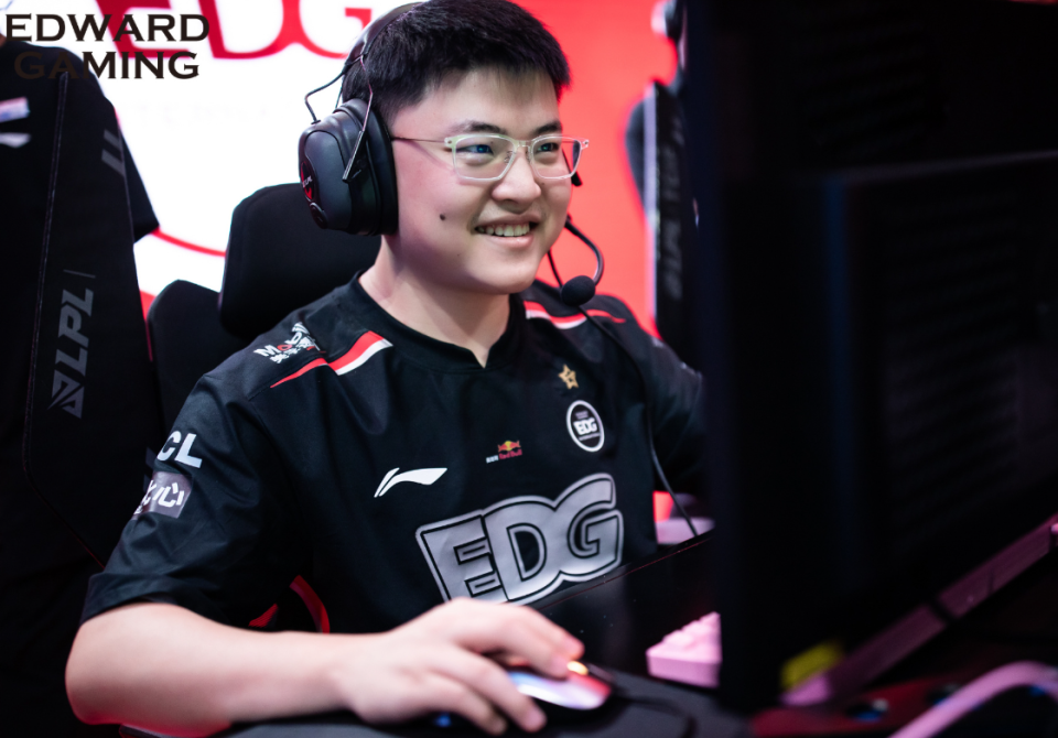真假VN：UZI大战VN冠军皮肤拥有者LWX，EDG季后赛稳了？_腾讯新闻