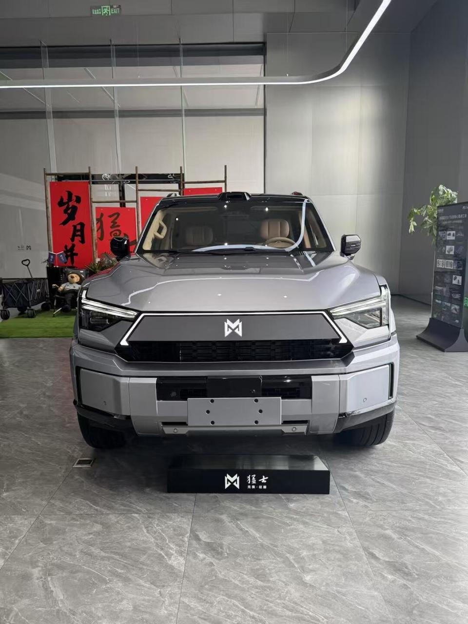 猛士M817到店实拍，车长5米1+华为乾崑，双电机551马力+空气悬架_腾讯新闻