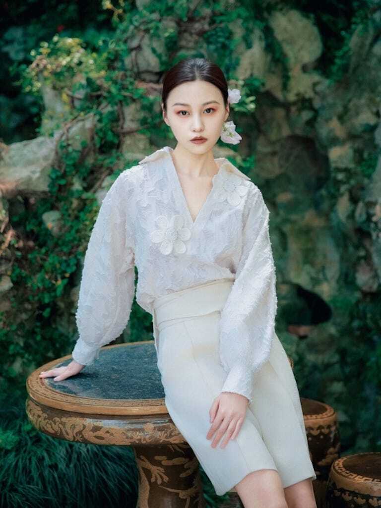 JICHENG吉承2025春夏“花舞”系列首秀，登陆百年秋水山庄_腾讯新闻