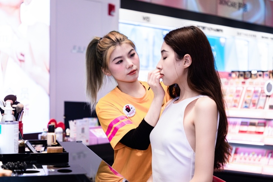 未来已至，丝芙兰中国首家未来概念店开启数智化新进程_腾讯新闻