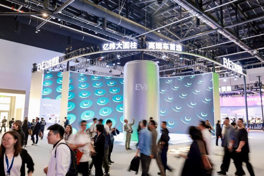 2026北京国际车展：亿纬大圆柱靠什么“圈粉”高端车企？_腾讯新闻