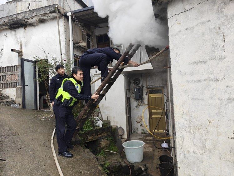 熏腊肉引燃厨房 警民携手及时扑灭_腾讯新闻