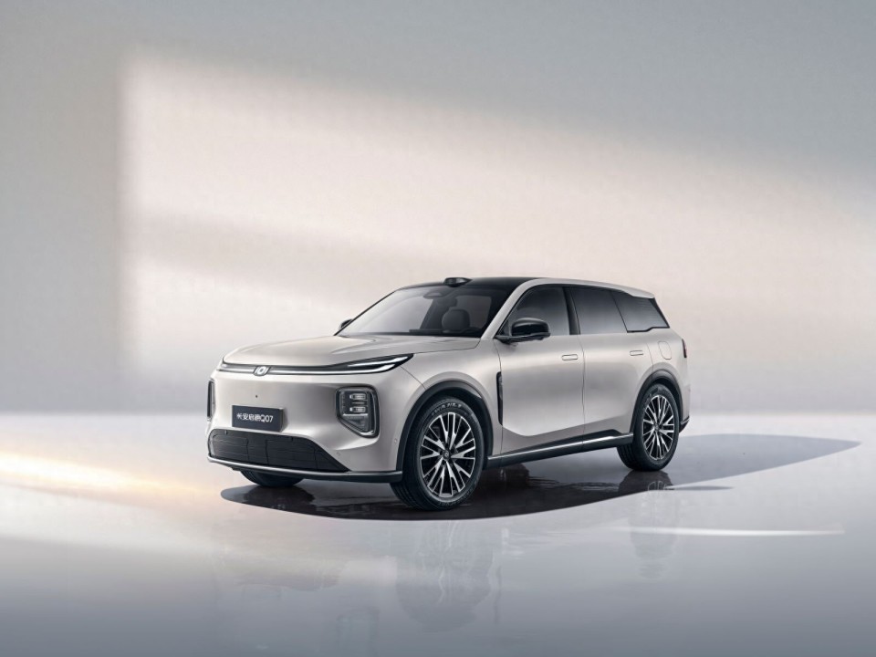 启源Q07正式亮相 配1.5L插混系统+魔毯悬架 高低配车型有何差异？_腾讯新闻