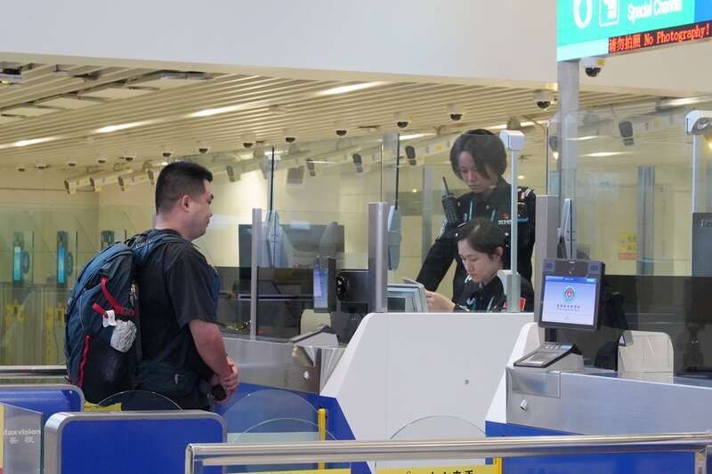 湛江吴川国际机场复航 湛江边检站护航旅客顺畅通关_腾讯新闻