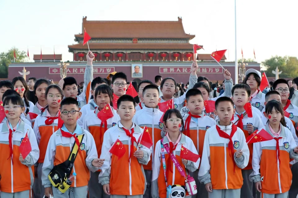 五一劳动节，天安门广场群众看升旗_腾讯新闻