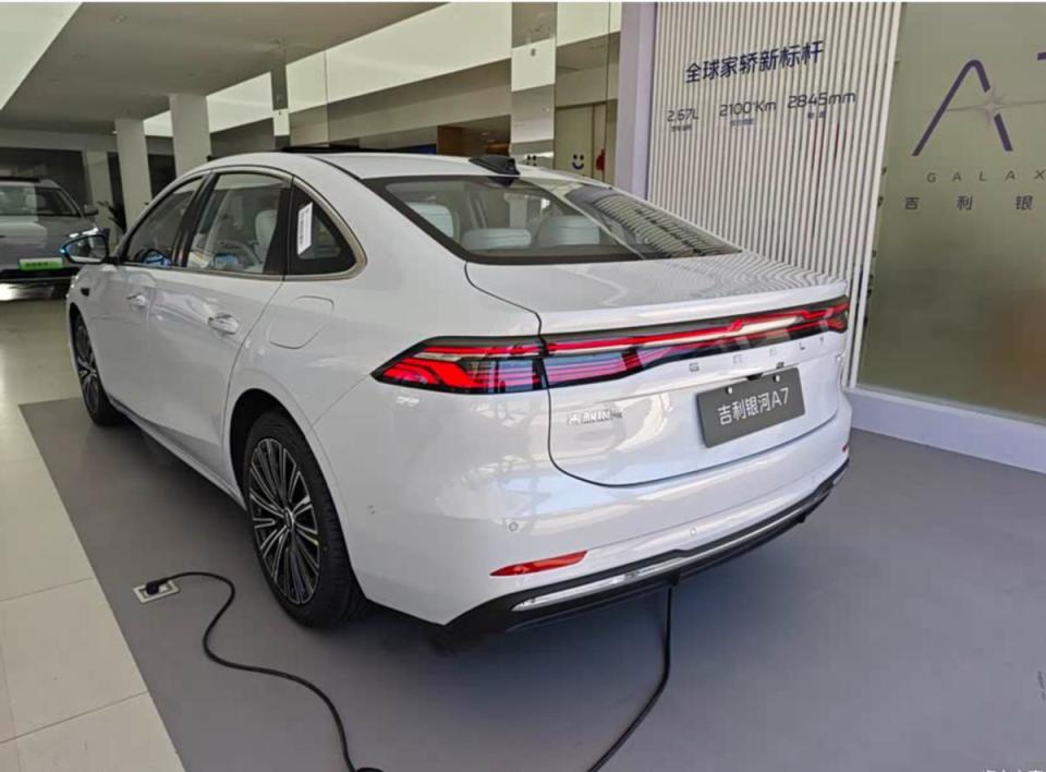 续航达2100Km，油耗低至2.67L，预售9.78万的银河A7，死磕秦L DM_腾讯新闻