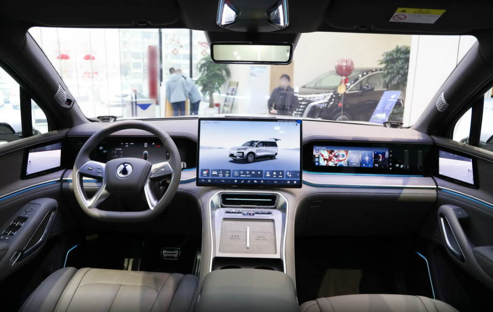 腾势N9 DM丨价格低调，配置高调，后续大型SUV定价基调也就40万级了_腾讯新闻