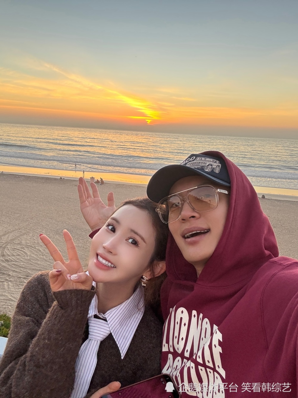 李多海Se7en新年撒糖！海边晨光下亲密同框，松弛感与甜蜜拉满_腾讯新闻