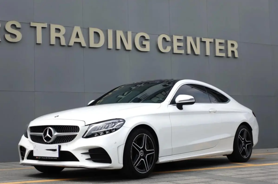 2025款“奔驰C260 coupe”实车亮相，内饰回归传统，外观惊艳！_腾讯新闻