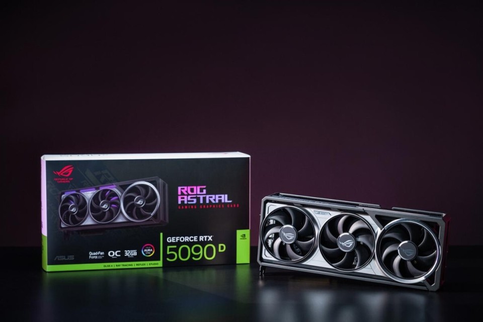 ROG夜神RTX 5090 D显卡新王驾到！精美开箱图抢先看_腾讯新闻