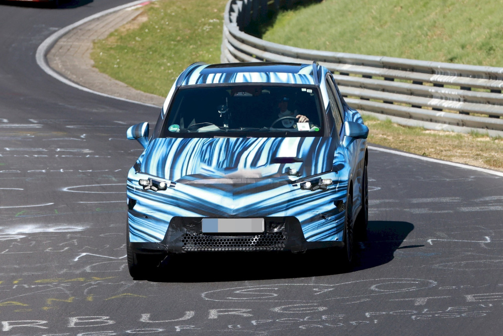 2026款奔驰GLC纯电版来了 尺寸更长 续航650km 还配后轮转向_腾讯新闻