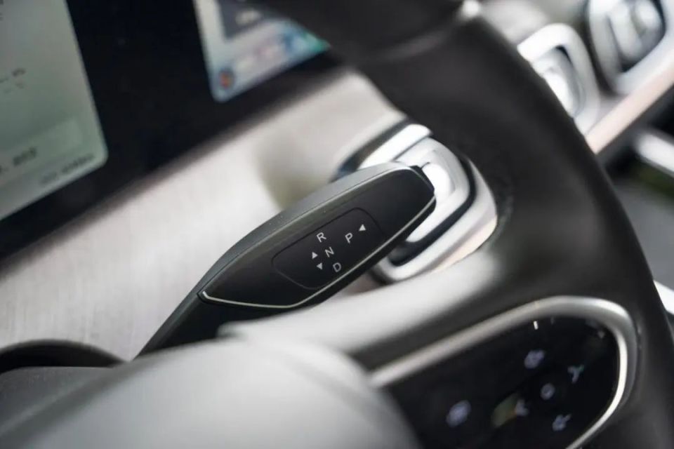 试驾风云T10：18.99万起，一箱油跑1300+km，全系标配CDC_腾讯新闻