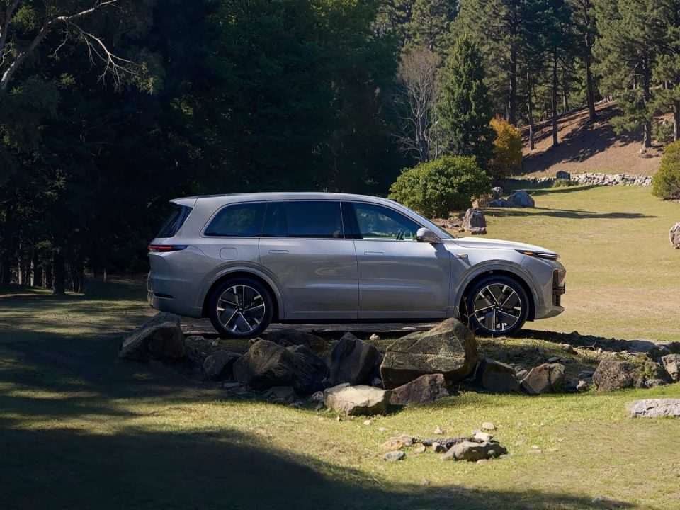 “陆家嘴揽胜”登场！智己LS9能否撼动理想L9的市场地位？_腾讯新闻