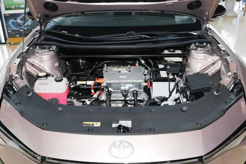 够卷！日系中型纯电轿车丰田bZ3，售16.98万起_腾讯新闻