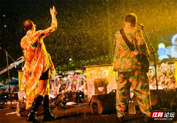 你会为情怀买单去看演唱会吗？在现场听歌到底体验感如何_腾讯新闻