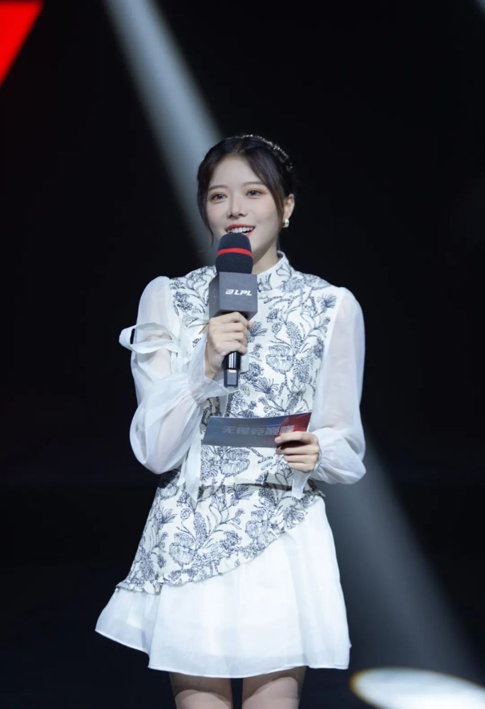 LPL和LCK两大赛区，美女主持解说大盘点_腾讯新闻