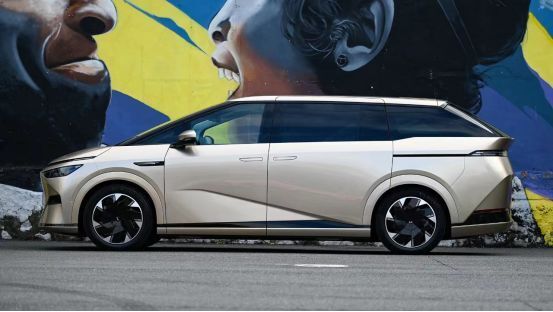 小鹏X9上市，续航702km，起售价35.98万_腾讯新闻