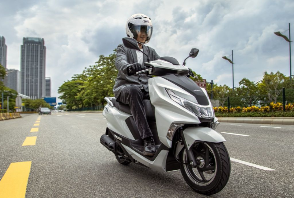 通勤首选！售价9990元起，解读本田NCR125：油耗2.6升，外观大气_腾讯新闻