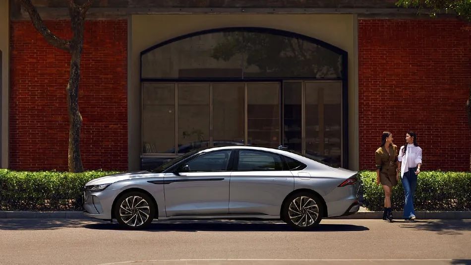 捷豹XEL限时15.98万起，电动宝马跌至17万，打五折比丰田还划算？_腾讯新闻