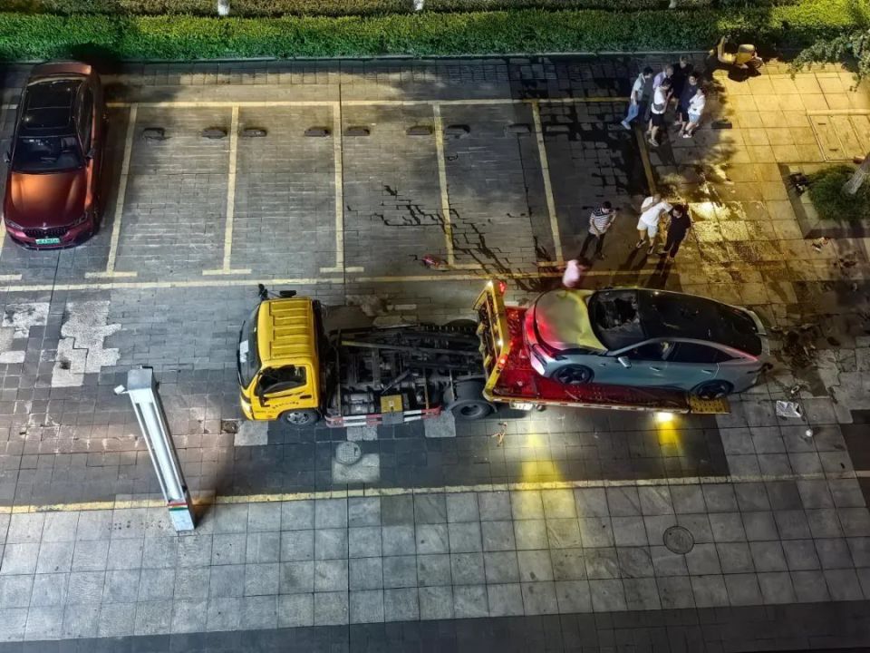 深蓝SL03磕底盘瞬间起火后续，CEO凌晨亲自回应_腾讯新闻