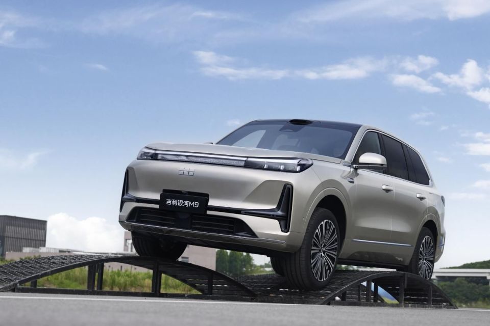AI体系造AI汽车！17.38万起吉利银河M9上市 开启AI出行新时代_腾讯新闻